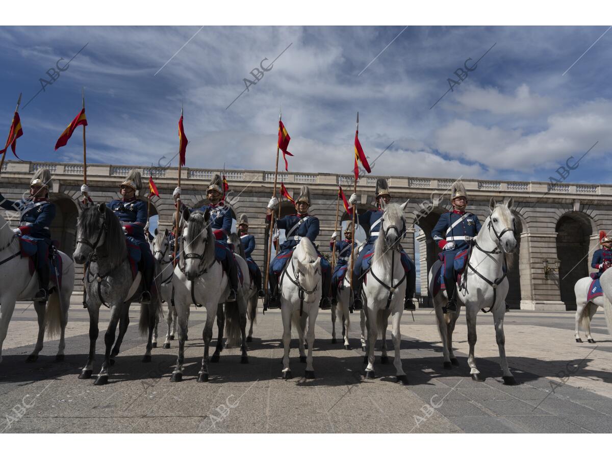 Reportaje sobre el cambio de la Guardia Real en el Palacio Real ...