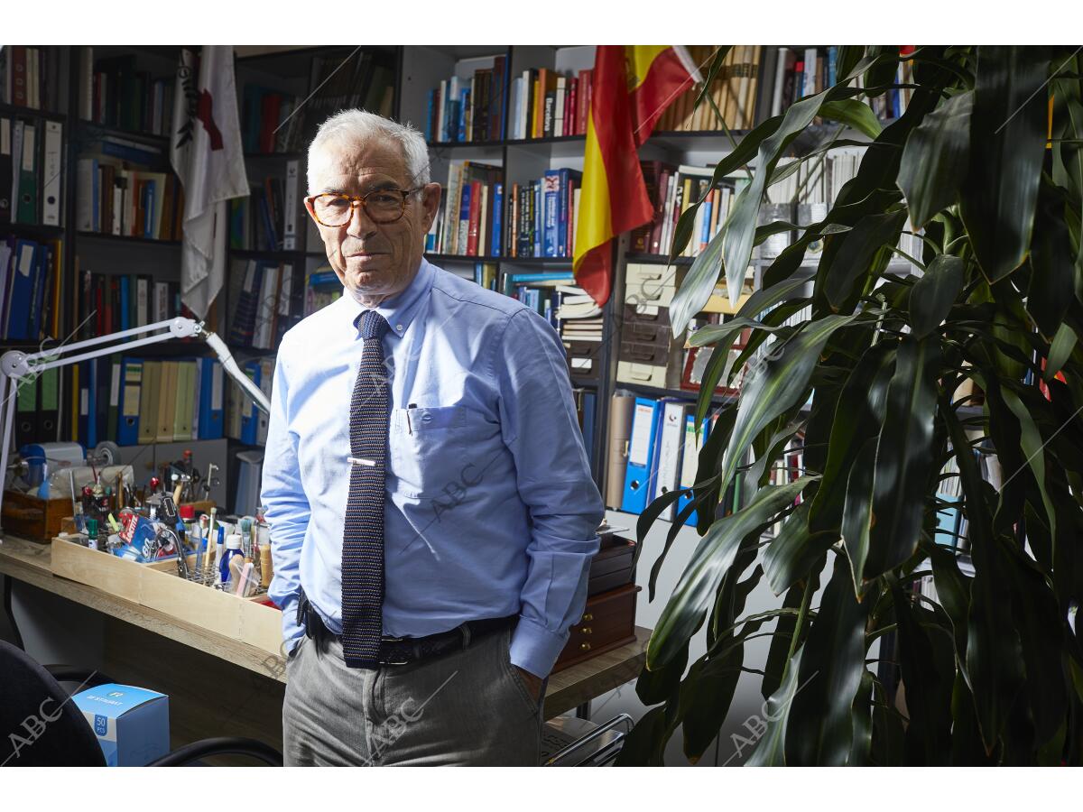 Fotografías posadas al médico y microbiólogo, Emilio Bouza, en su ...