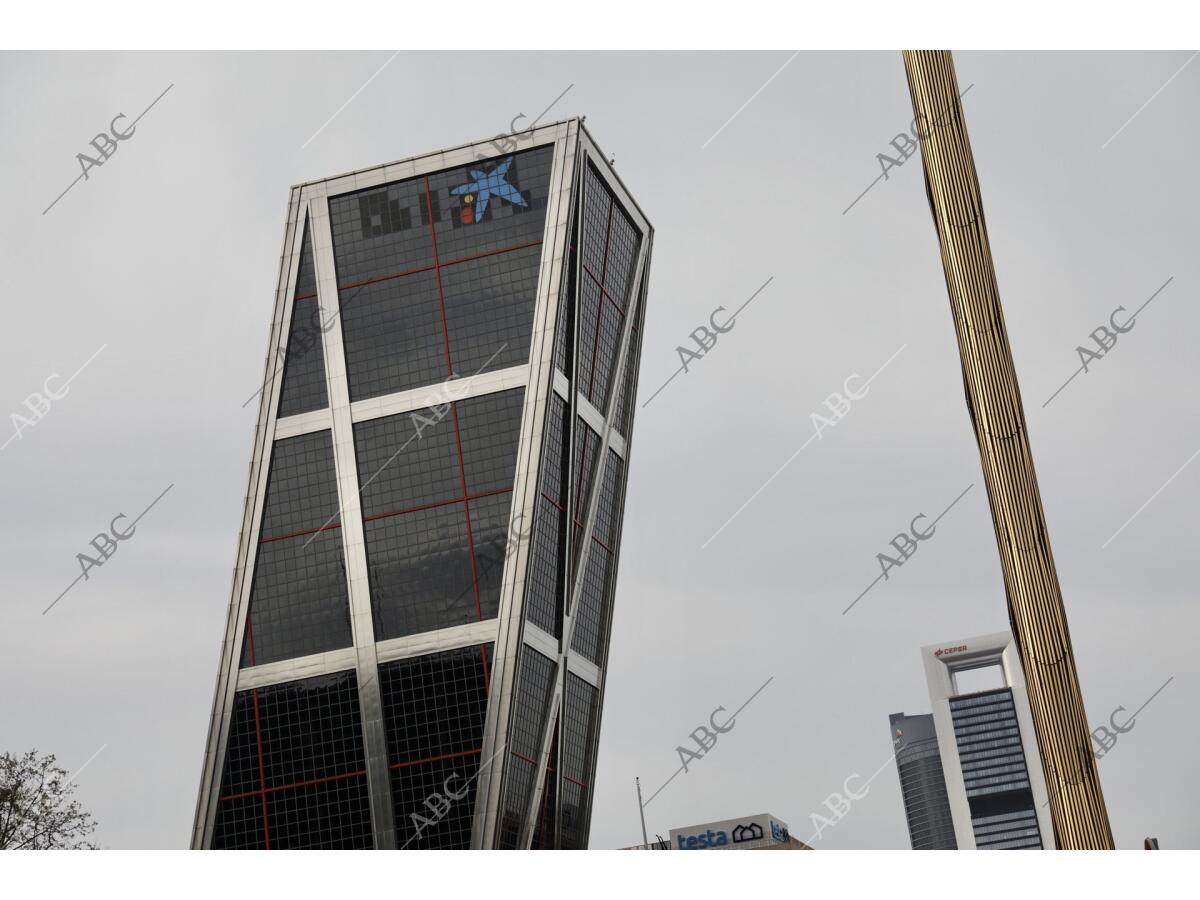 Torre de Bankia con el nuevo logotipo tras la fusión con CaixaBank ...