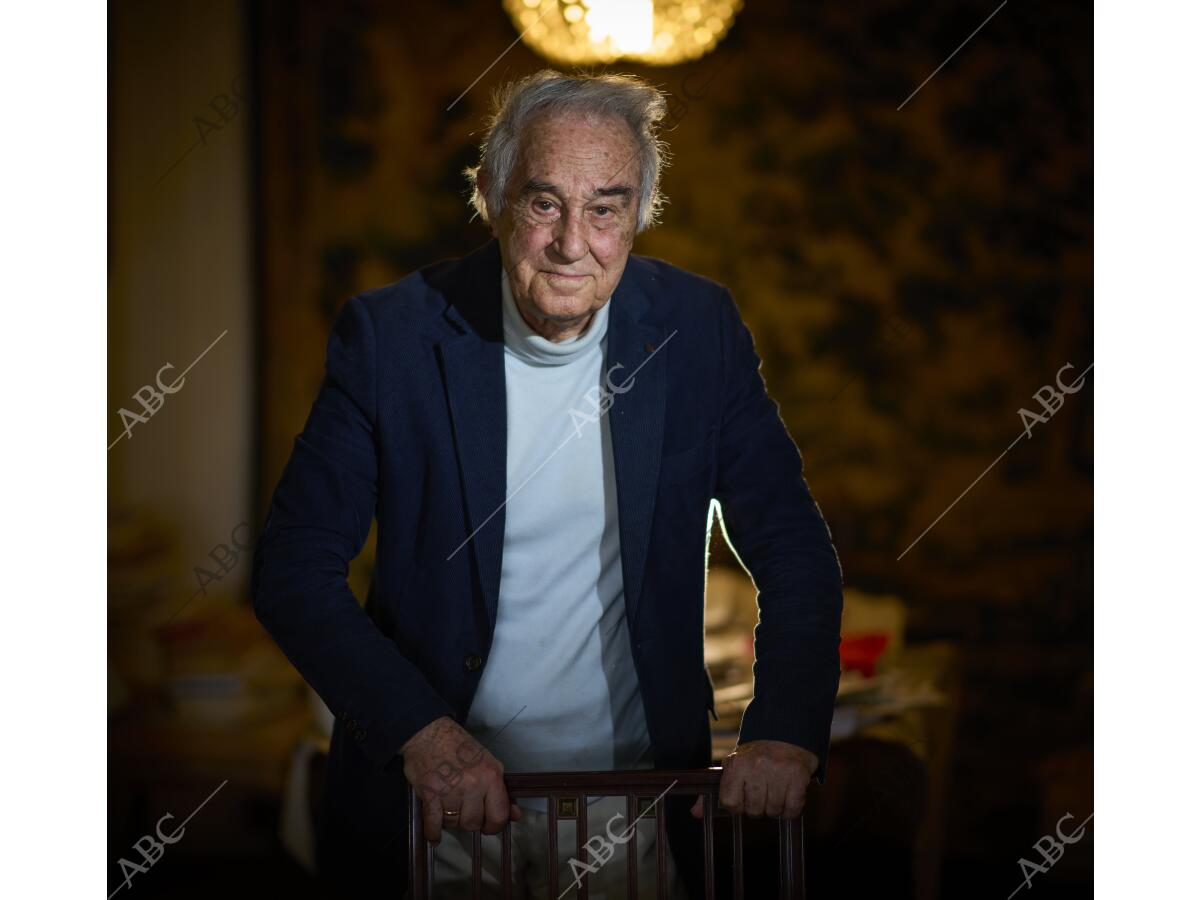 José María carrascal en el despacho de su Casa - Archivo ABC