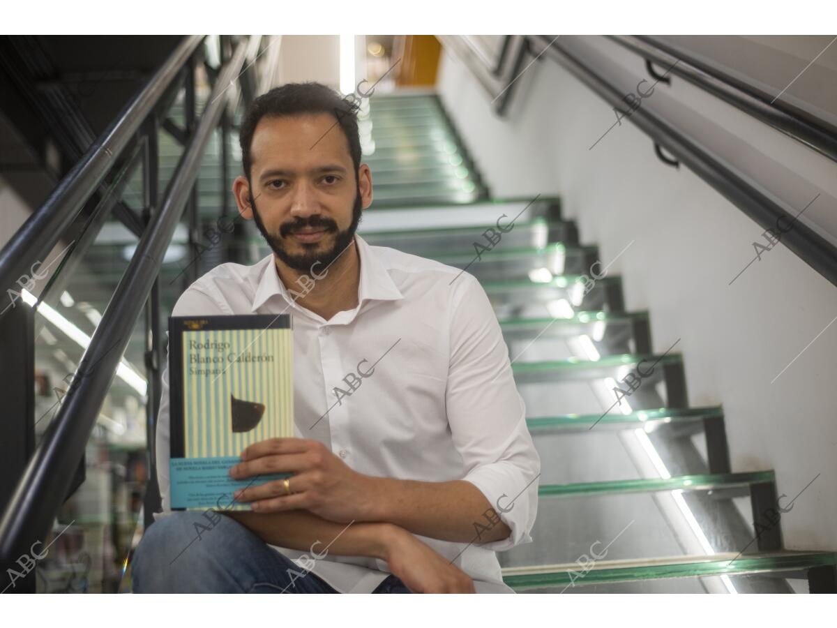 Rodrigo Blanco Calderón, escritor, con su nueva obra - Archivo ABC