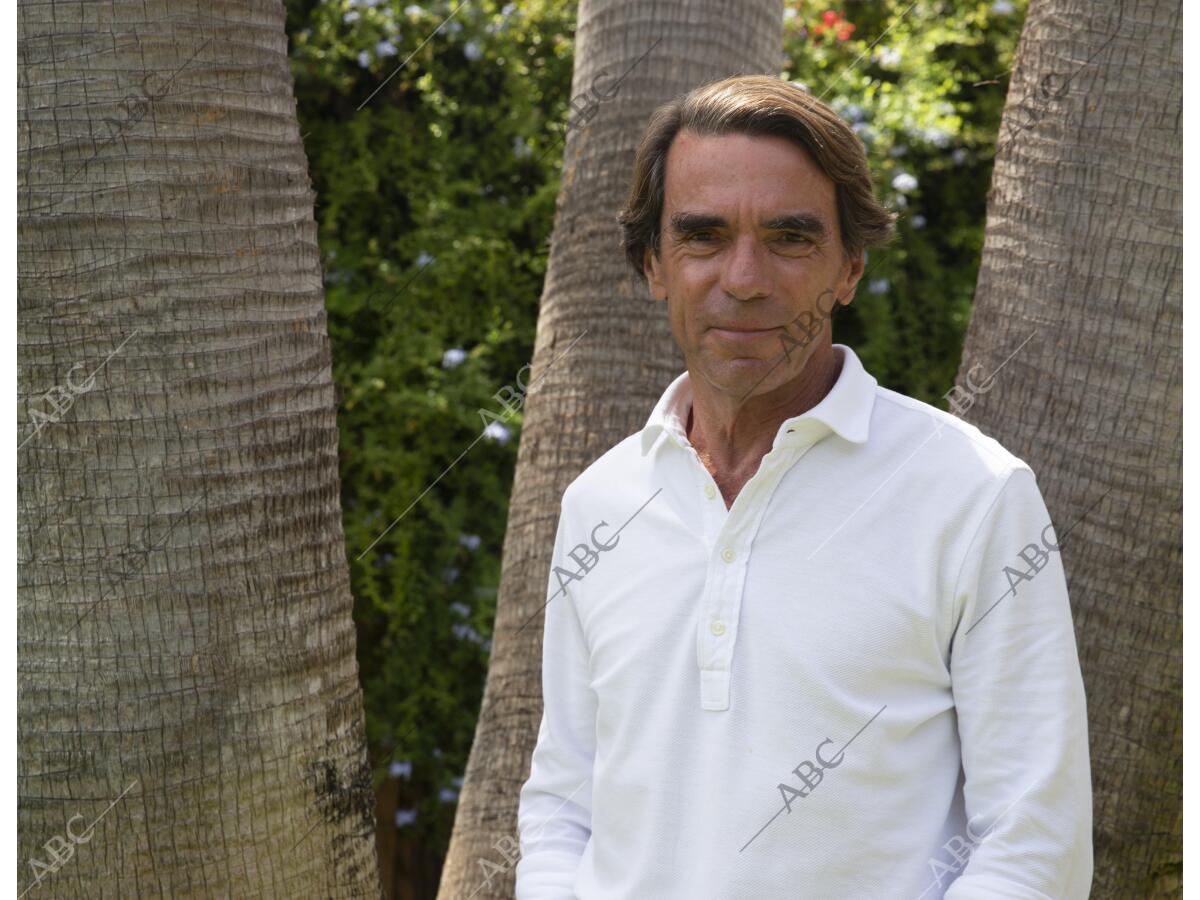 Entrevista en su casa con el expresidente del Gobierno, José María ...