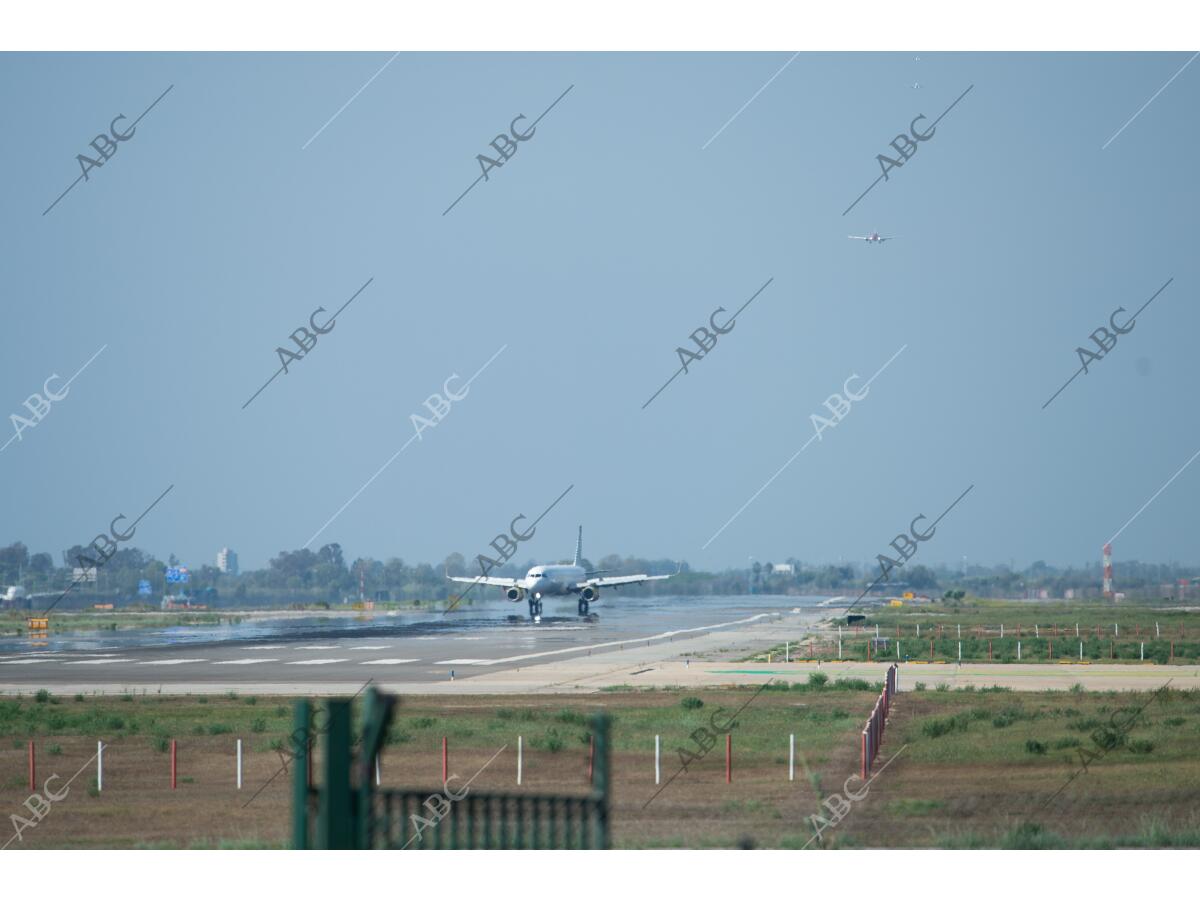 Aviones en la pista de aterrizaje del aeropuerto del Prat - Archivo ABC