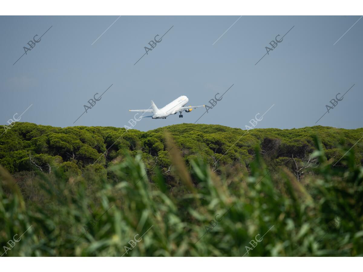 Aviones en la pista de aterrizaje del aeropuerto del Prat - Archivo ABC