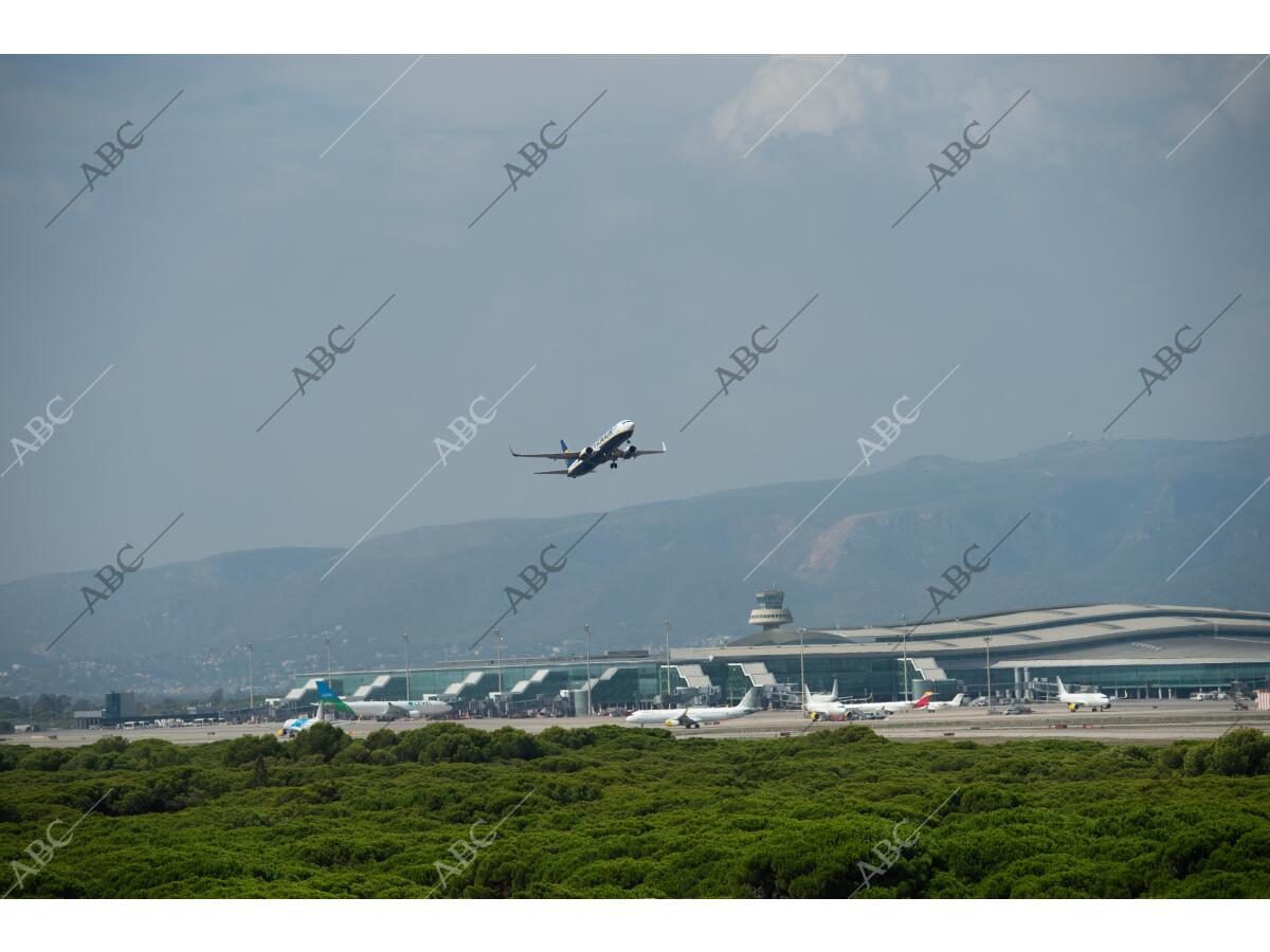 Aviones en la pista de aterrizaje del aeropuerto del Prat - Archivo ABC