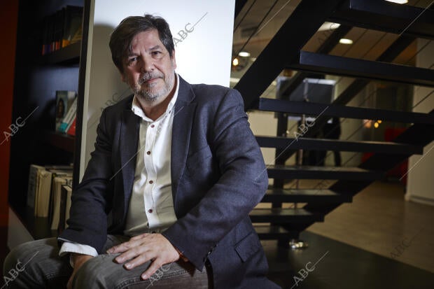 Retratos posados a Javier Moscoso, escritor, ensayista e investigador ...