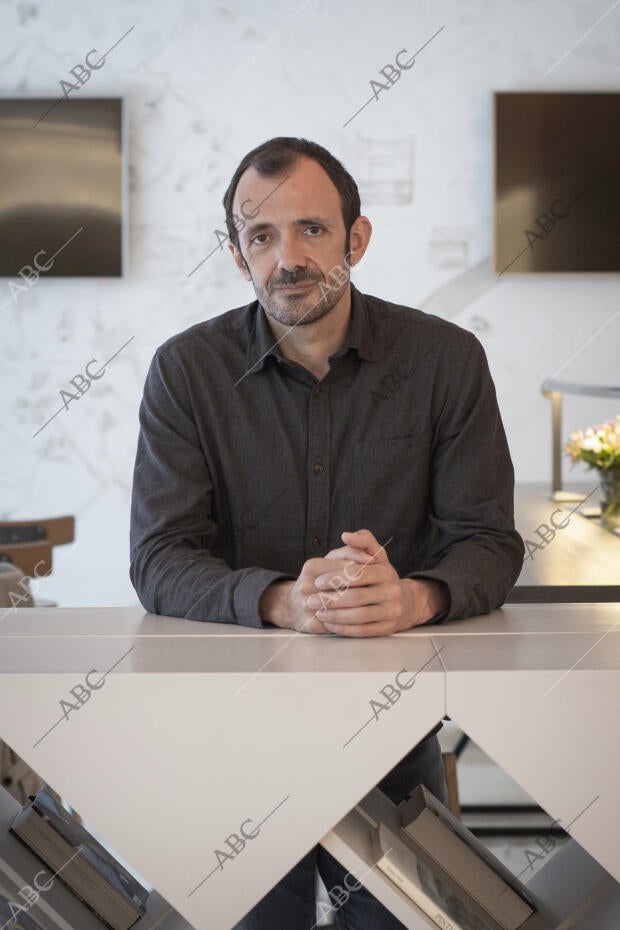 Fotos a Isaac Rosa, que presenta su novela «Un lugar seguro», premio ...