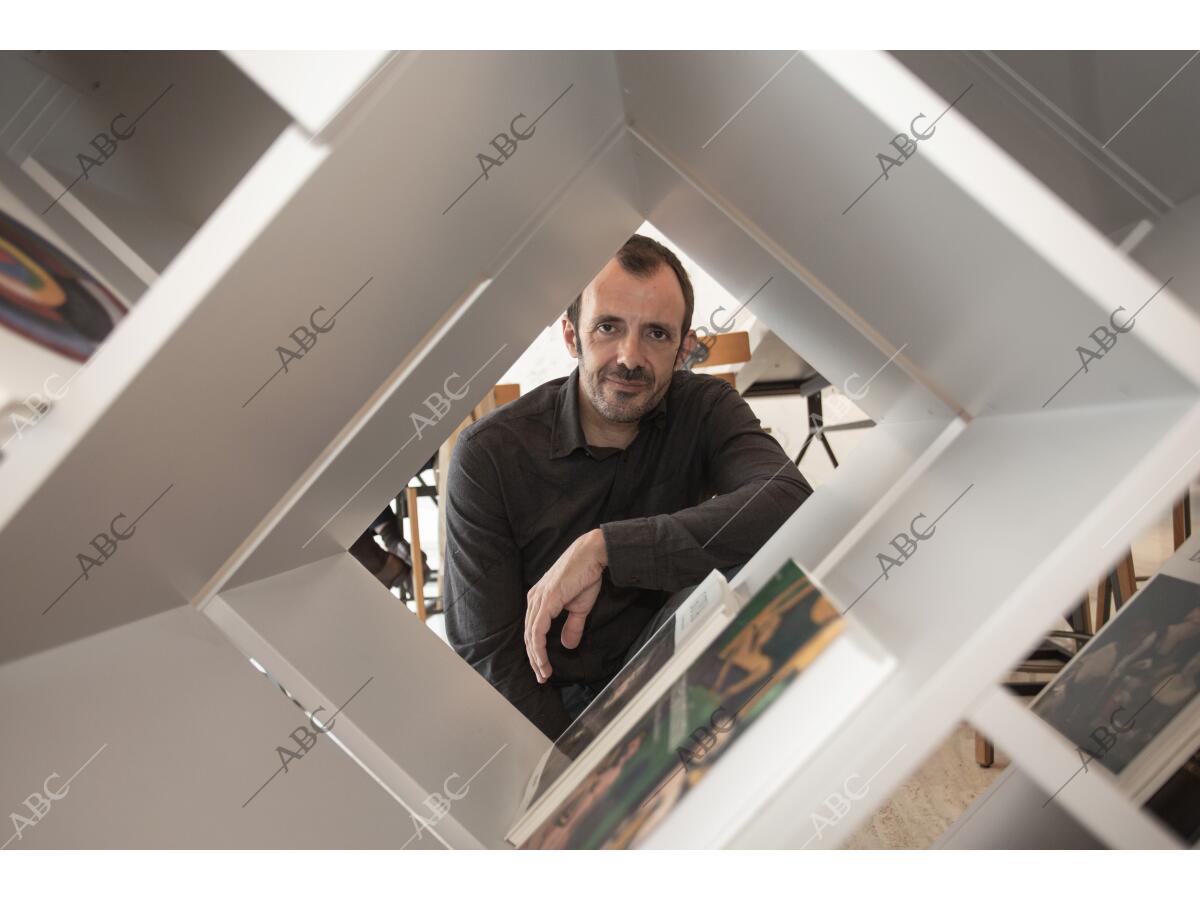 Fotos a Isaac Rosa, que presenta su novela «Un lugar seguro», premio ...