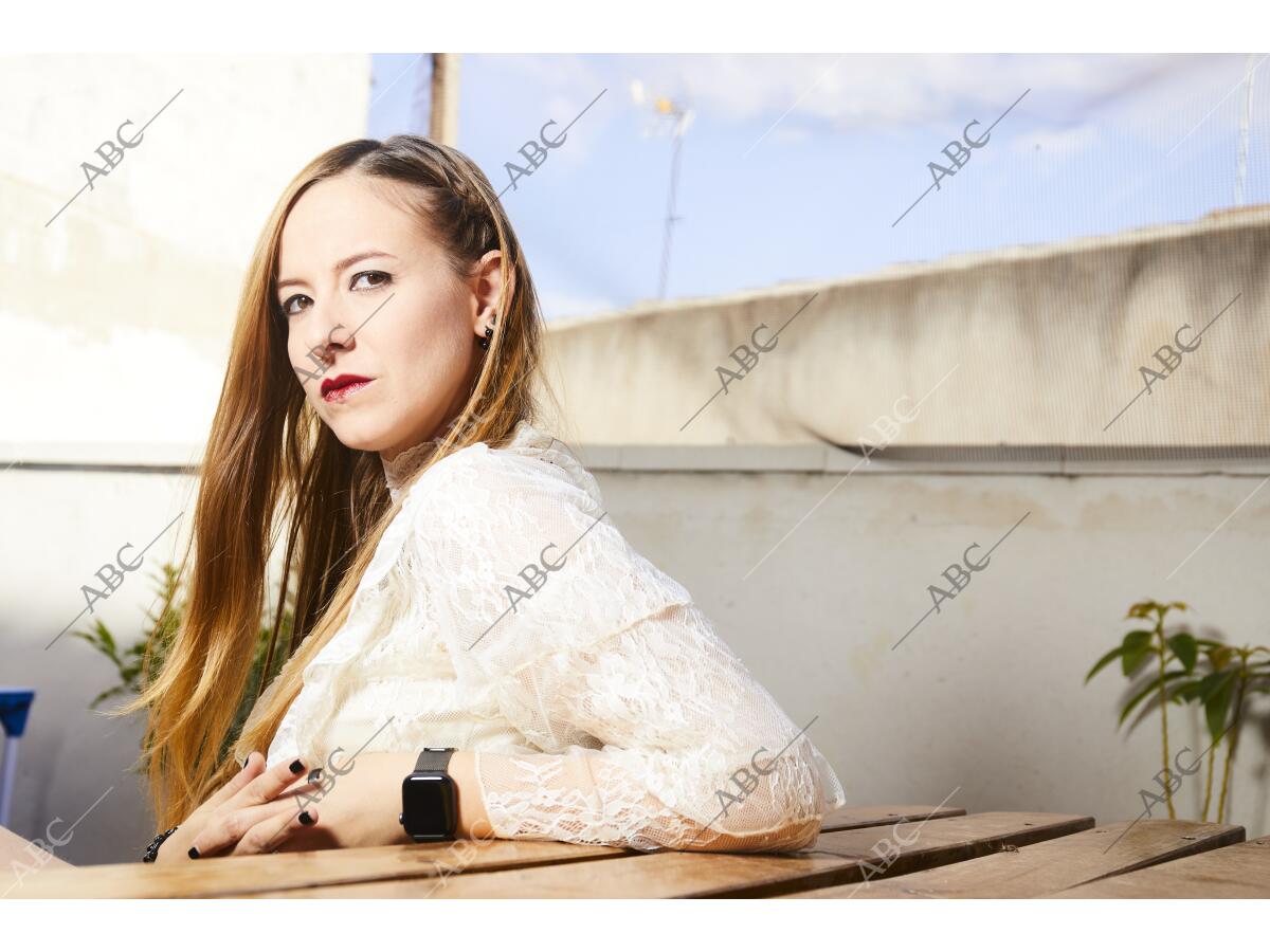 Retratos a la filosofa y ensayista, Josefa Ros en su domicilio de ...