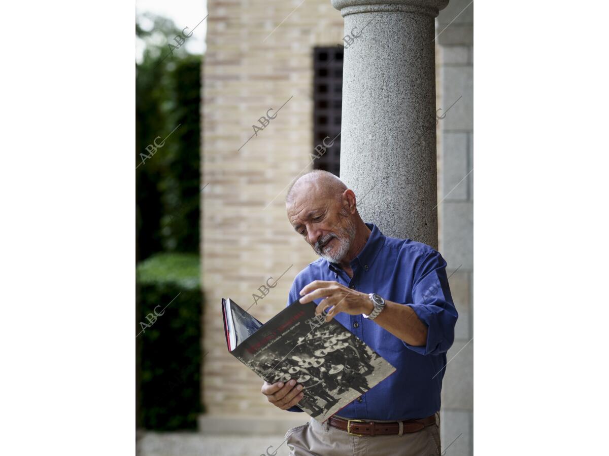 Arturo Pérez-Reverte en su estudio con libros, documentos y manuscritos ...