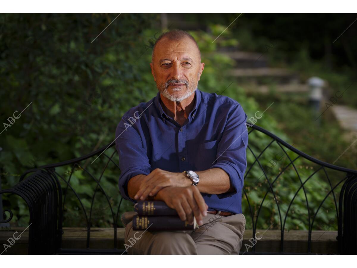 Arturo Pérez-Reverte en su estudio con libros, documentos y manuscritos ...