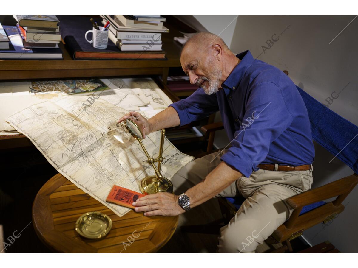 Arturo Pérez-Reverte en su estudio con libros, documentos y manuscritos ...