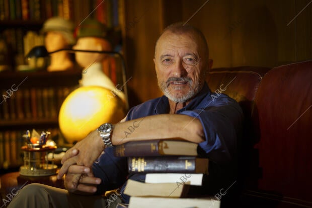 Arturo Pérez-Reverte en su estudio con libros, documentos y manuscritos ...