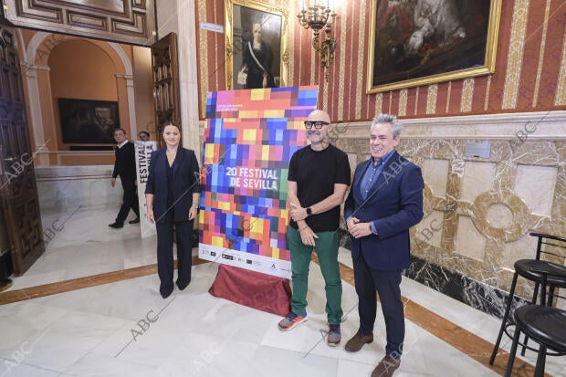 Minerva Salas, el artista Pedro Cabaña y Manuel Cristóbal, junto al ...