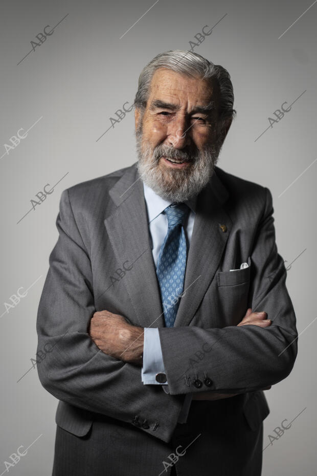 Fernando Suárez en la redacción de Abc con Juan Fernández Miranda ...