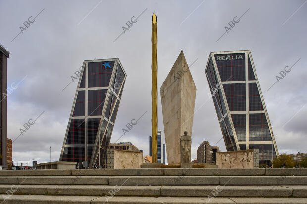 Monumento a Calvo Sotelo, Columna de Calatrava y edificios Puerta de ...
