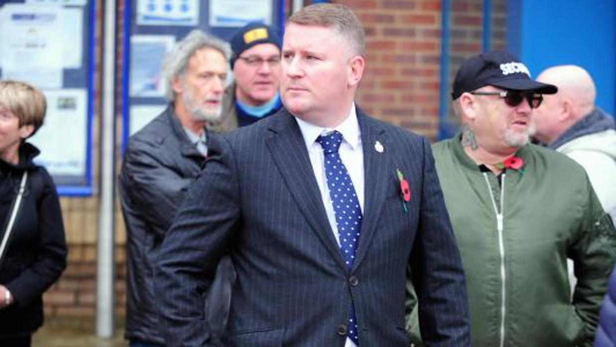 Paul Golding, islamófobo, maleducado y acosador