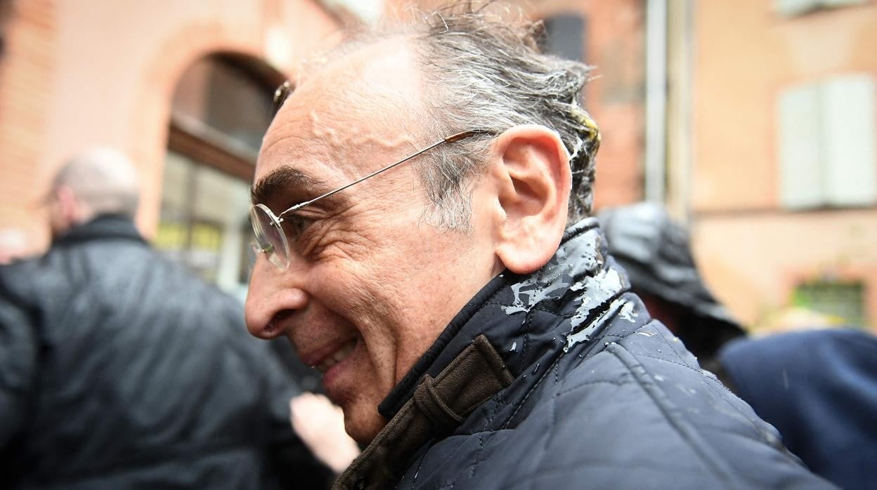 Le rompen un huevo en la cabeza a Éric Zemmour, el candidato ultra ...