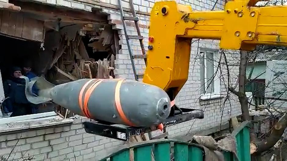 Así retiran un obús ruso sin explotar de una casa en Chernihiv