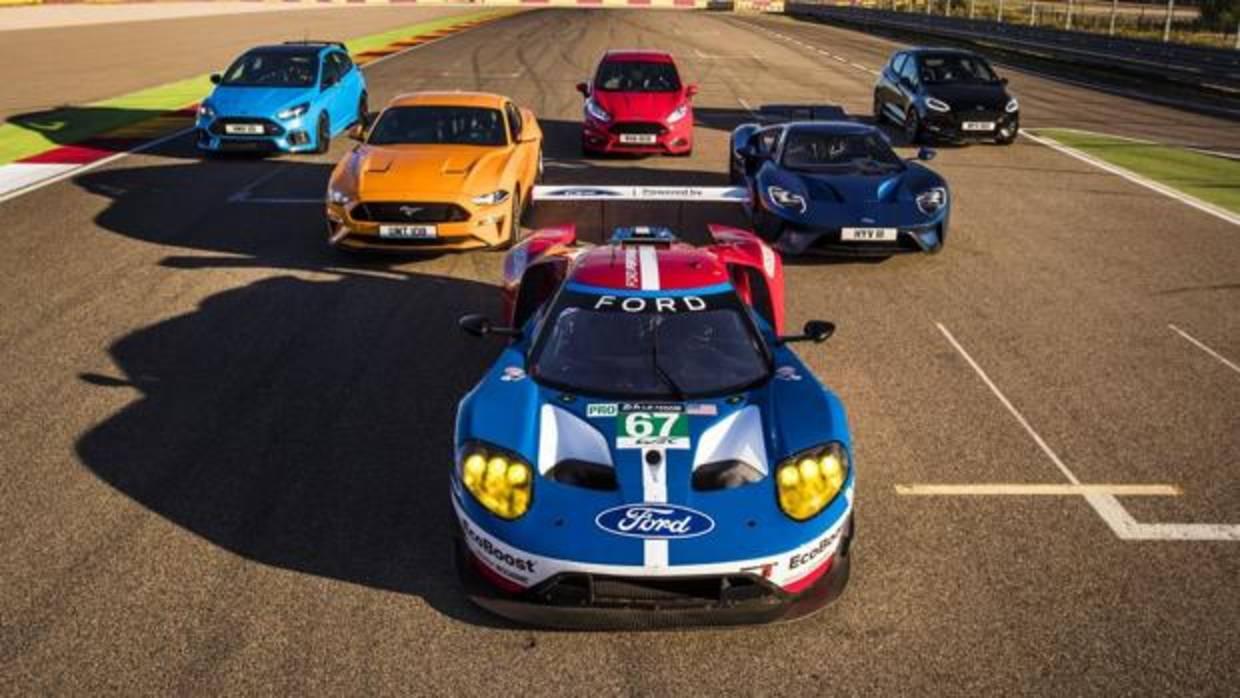 Pilotos del equipo Ford GT ponen al límite en un circuito ocho modelos ...