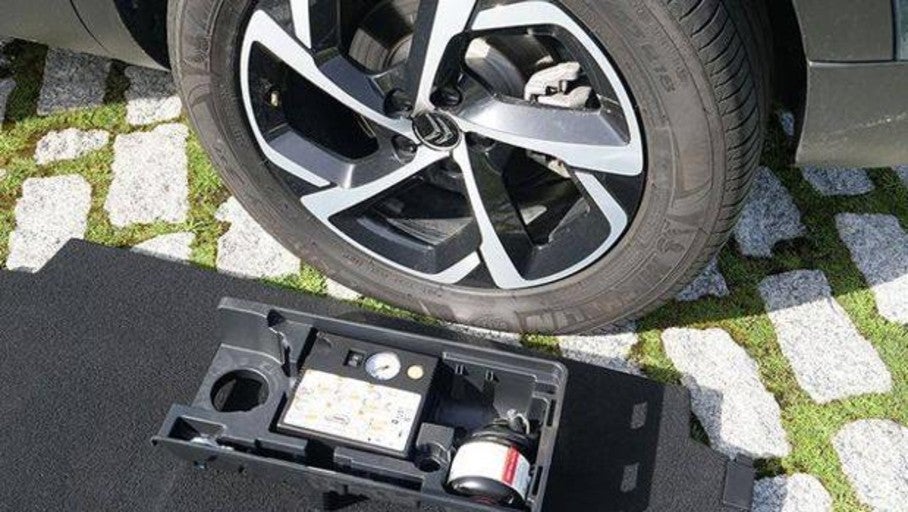 Cómo se usan los kits antipinchazos de los coches modernos