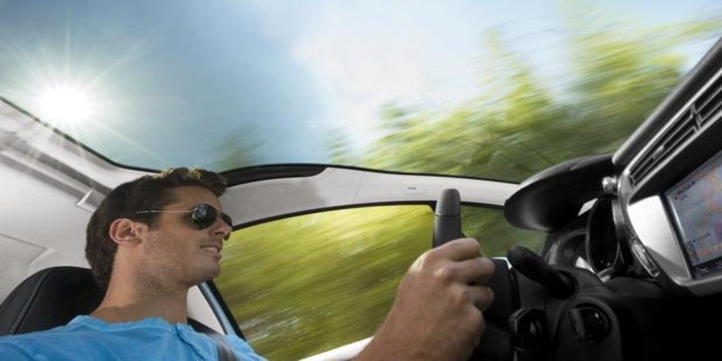 Conductores con gafas o lentillas, mucho ojo a los consejos de la DGT