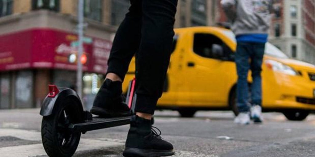 ¿Puedo llevar a otra persona si voy en patinete?