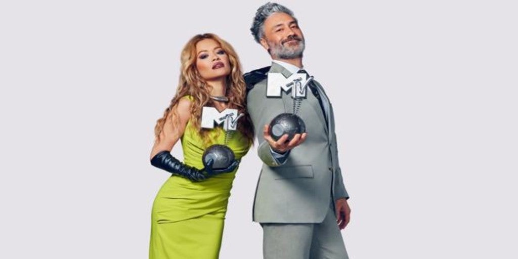Rita Ora y Taika Waititi presentan la MTV Emas 2022
