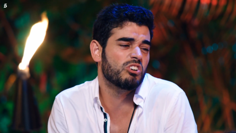 Adrián se harta de los cuernos de su novia y se tira al mar por ...