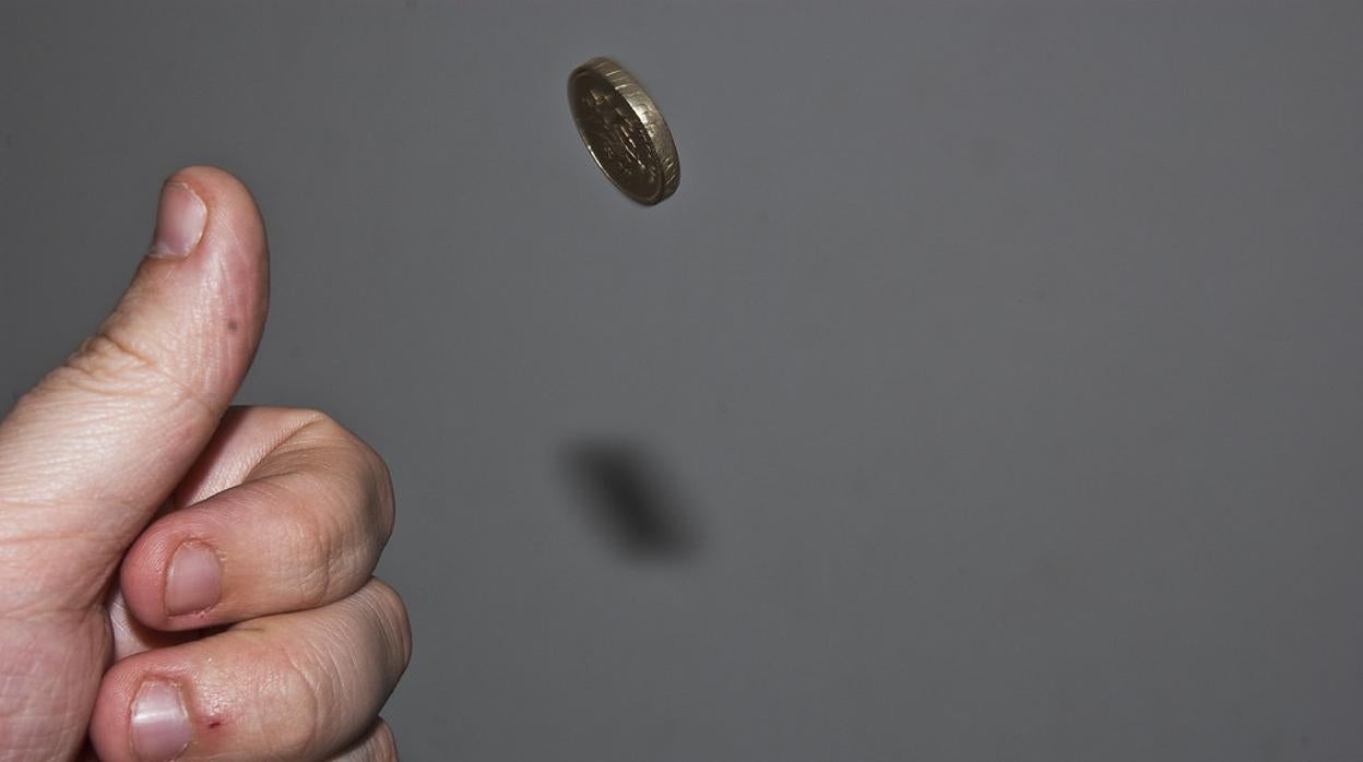 Cómo lanzar una moneda al aire para que siempre caiga del mismo lado