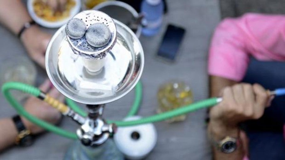 Una cachimba tiene tantas sustancias nocivas como un cigarrillo, según ...