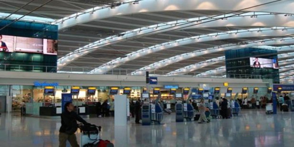 Heathrow pide al gobierno de Johnson cambiar las cuarentenas por test ...