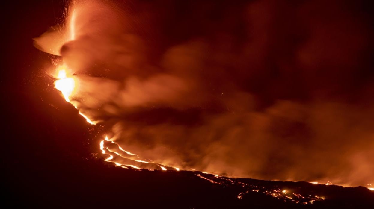 ¿Cuánto tarda la lava en enfriarse cuando llega al mar?